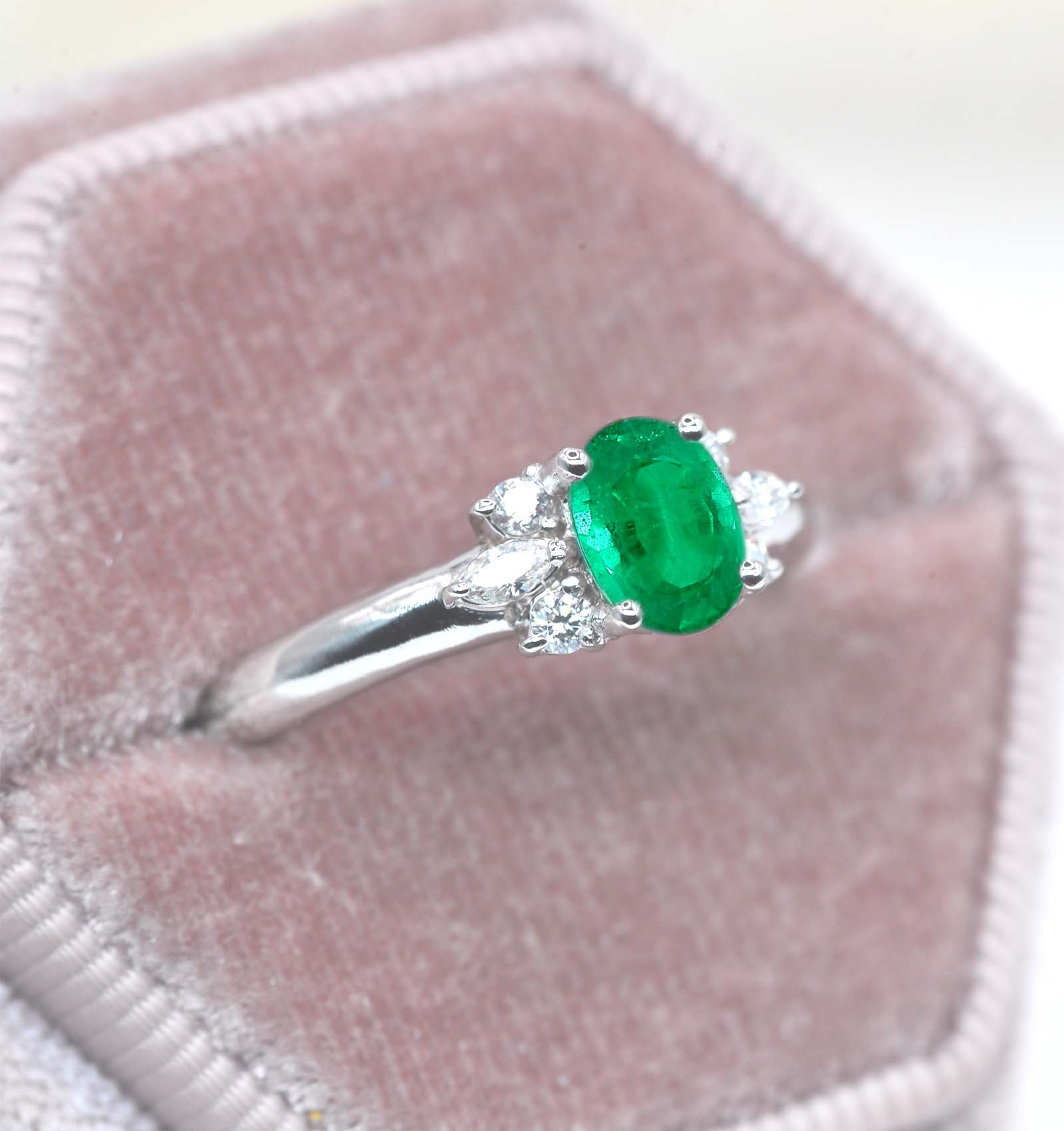Oval cut natural emerald vintage ring - DIORAH JEWELLERS